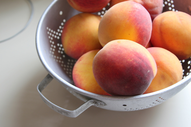 Kookkuns: Gestoofde perskes in brandewynstroop