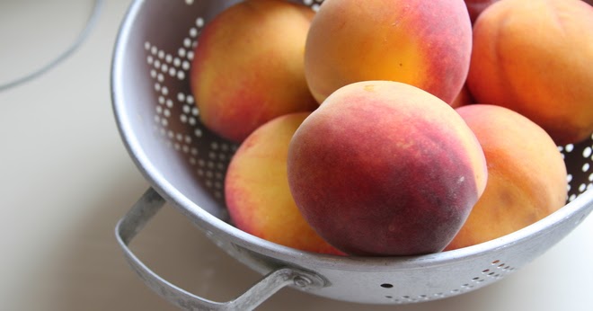 Kookkuns: Gestoofde perskes in brandewynstroop