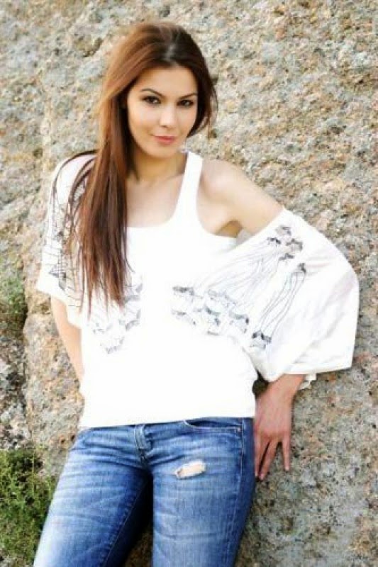 Top capture: Beautiful photo of Hatice Sendil