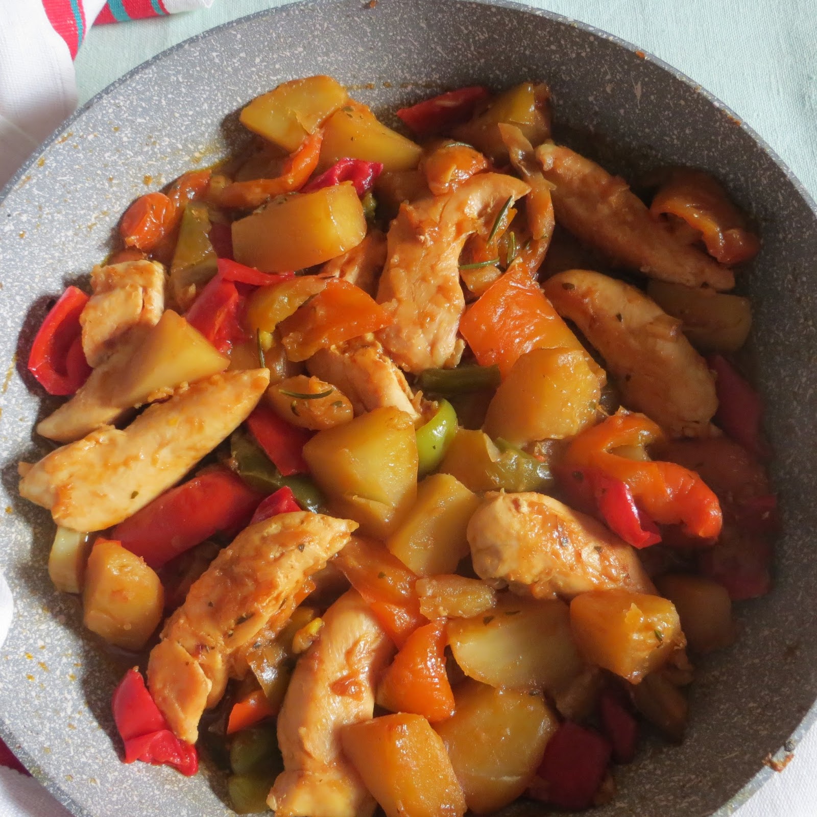 Sei chicchi di melograno: Filetti di pollo piccante con patate e peperoni