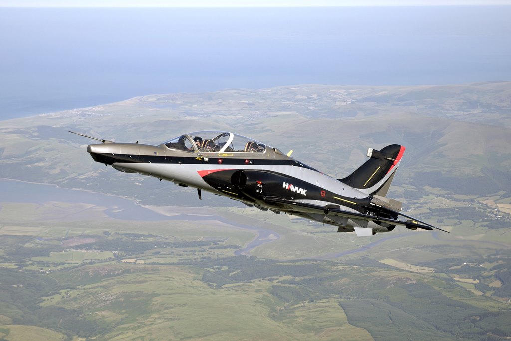 Des pilotes et des avions.: Advanced Hawk