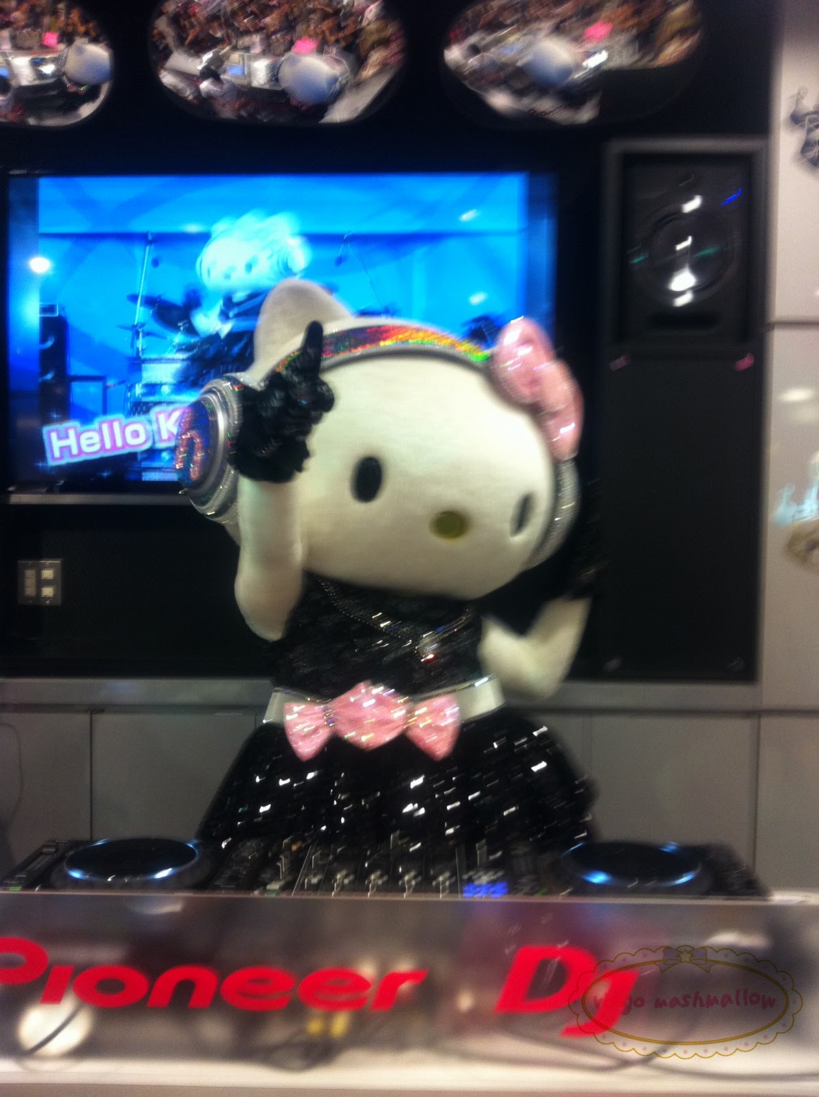 ringo-mashmallow: DJ Hello Kitty @ Club KT Shibuya
