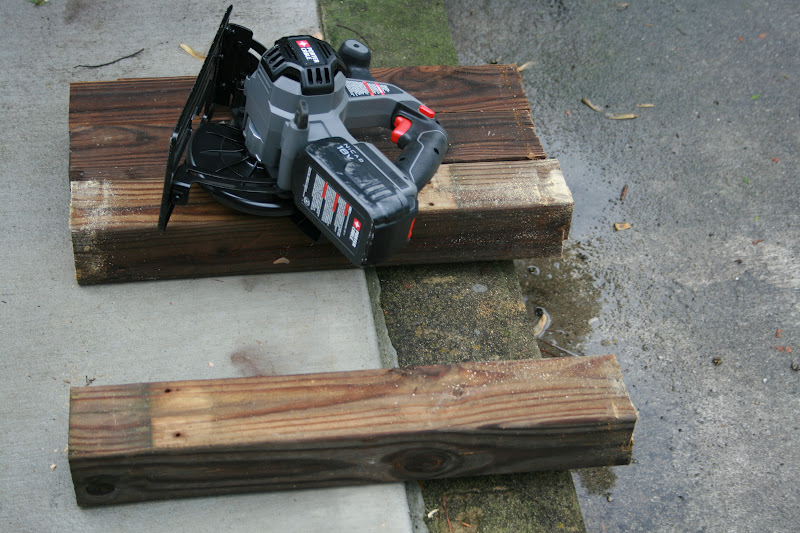Firefly Stitches: Small Wooden Pallet Table