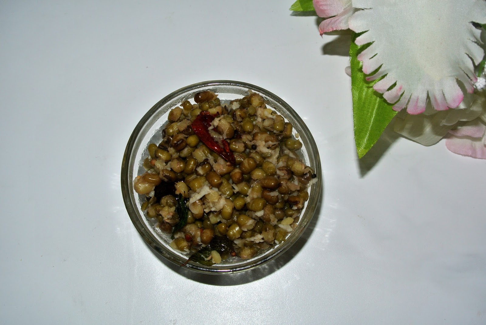 Praba's yummy experiments: Paasi Payaru Sundal / Green Moong Dal Sundal