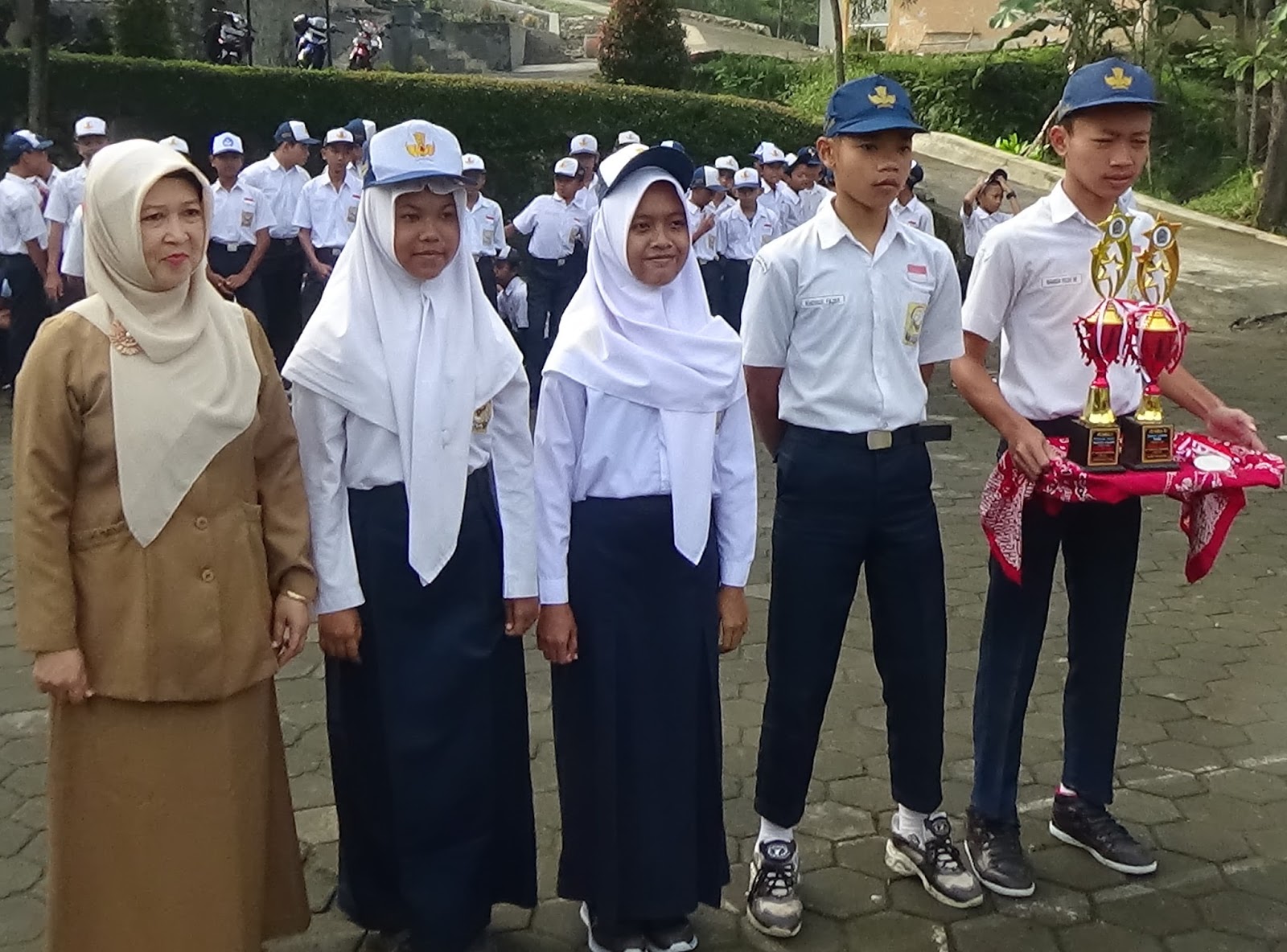 Persembahan Tiga Siswa Berprestasi Untuk SMPN 4 Semin. | SMPN 4 SEMIN
