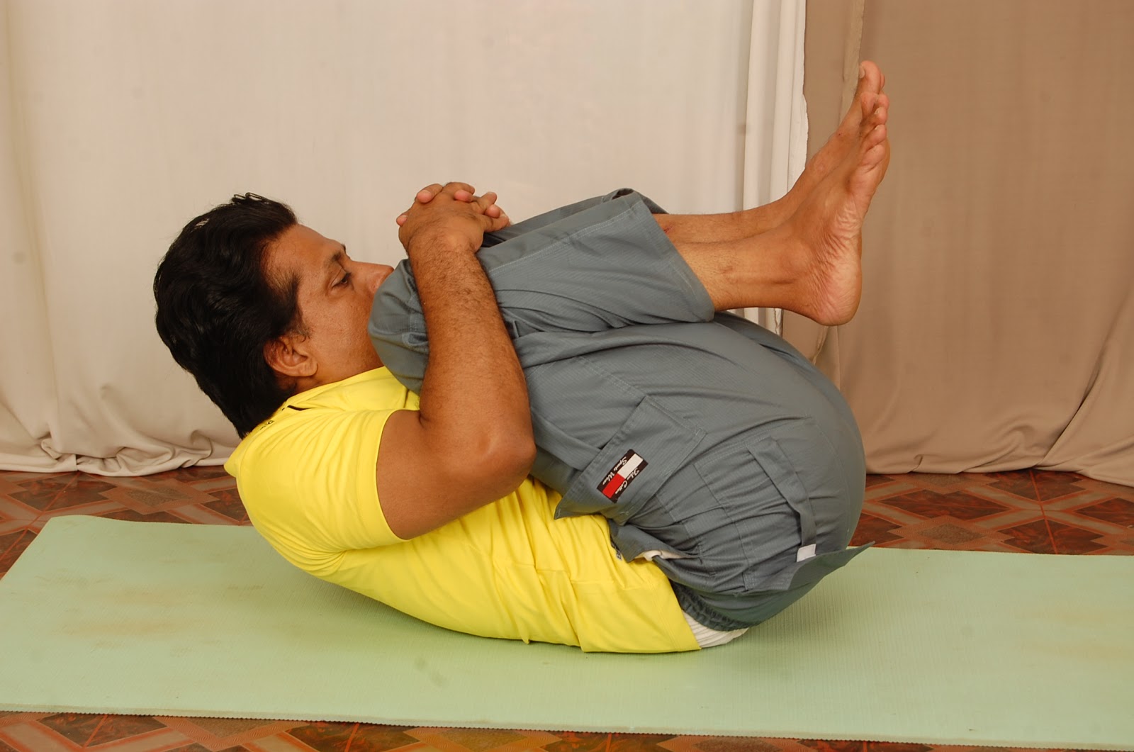 Body and Soul: HOW TO DO PAVANA MUKTASANA / WIND RELIEVING POSE