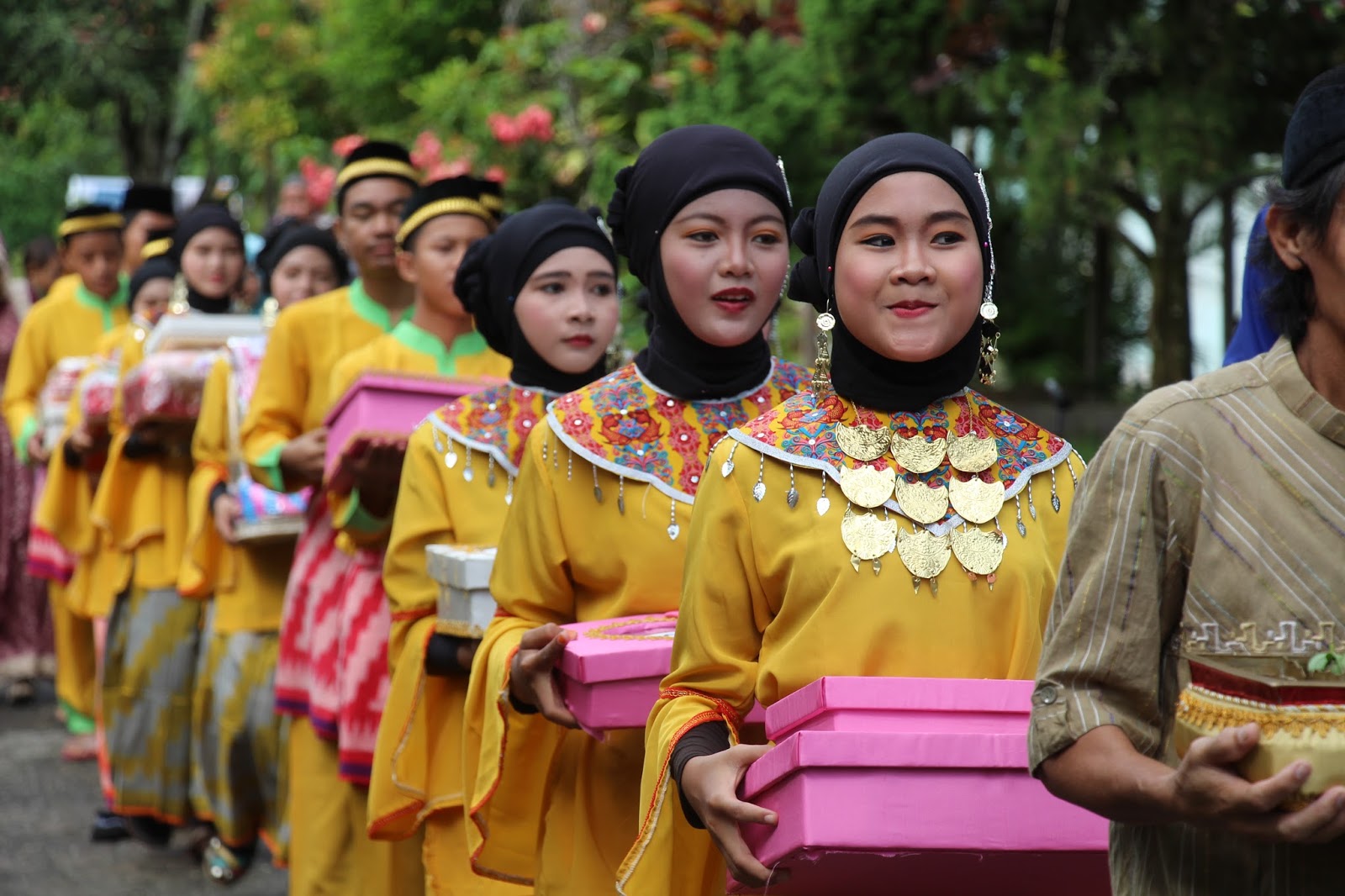Iring-iringan barang hantaran oleh Sangar Lancang Kuning