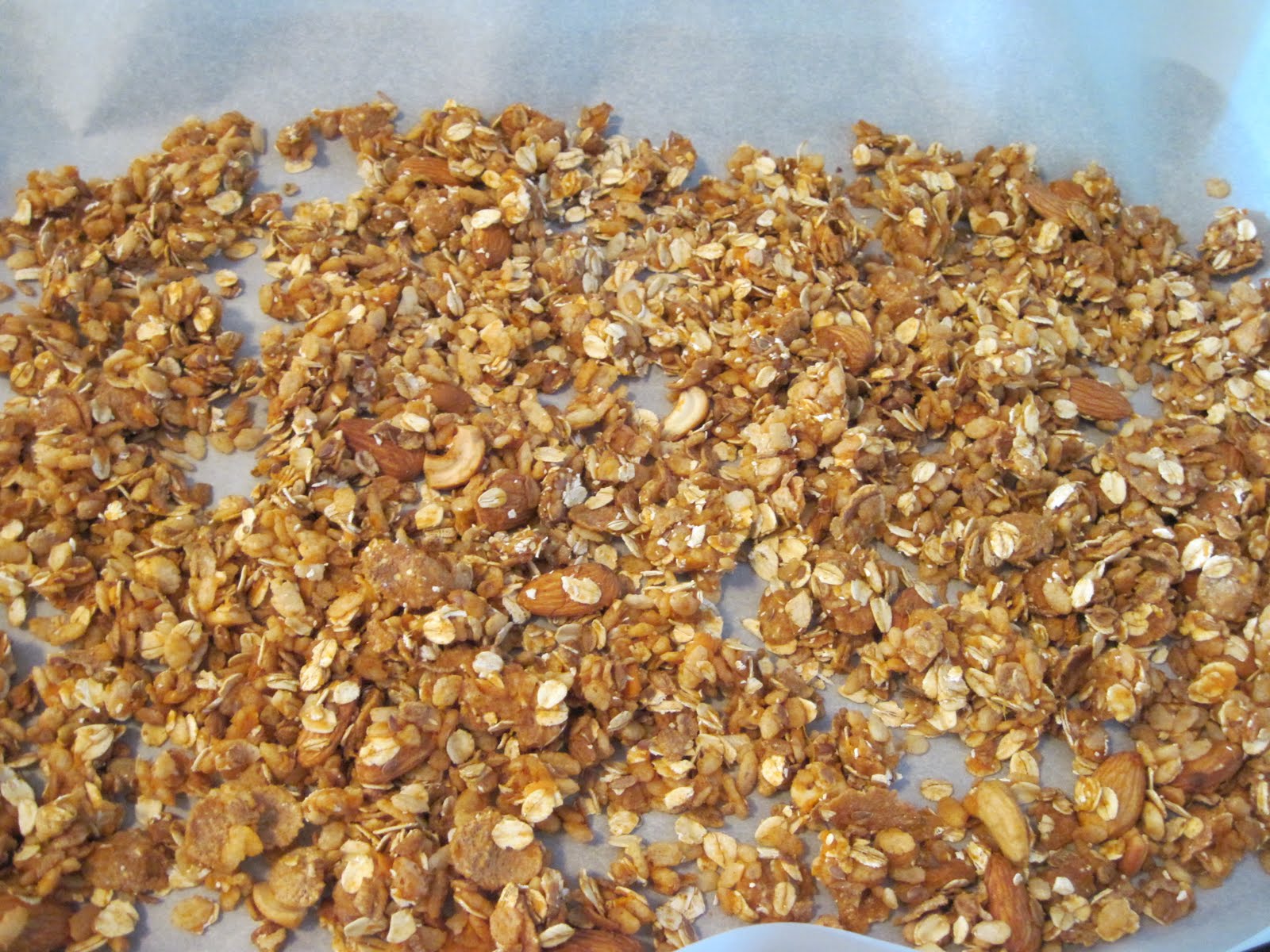 Modern Vintage Cooking: Sweet & Crunchy Granola