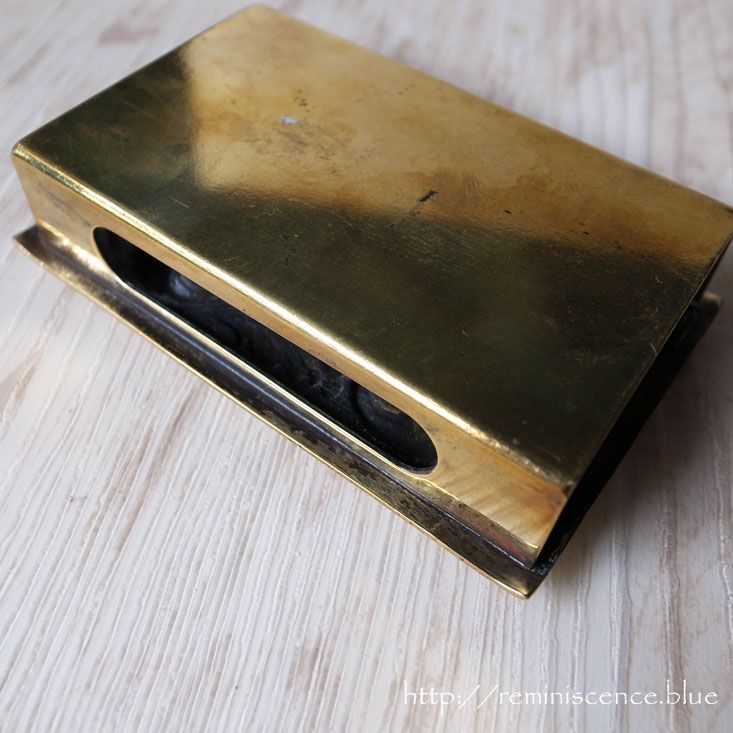 Reminiscence Antiques&Collectable: 気品溢れる小さな矩形/Antique Brass Match Case