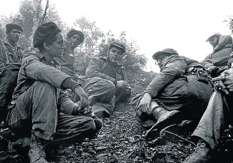 LA ÚLTIMA BATALLA DEL CHE GUEVARA, EL "SUICIDA" QUE SE ENFRENTÓ CON 16 ...