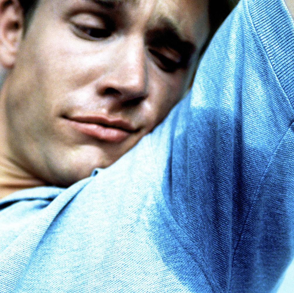 Como puedo dejar de transpirar por las axilas ~ ¿Sudoracion Excesiva?