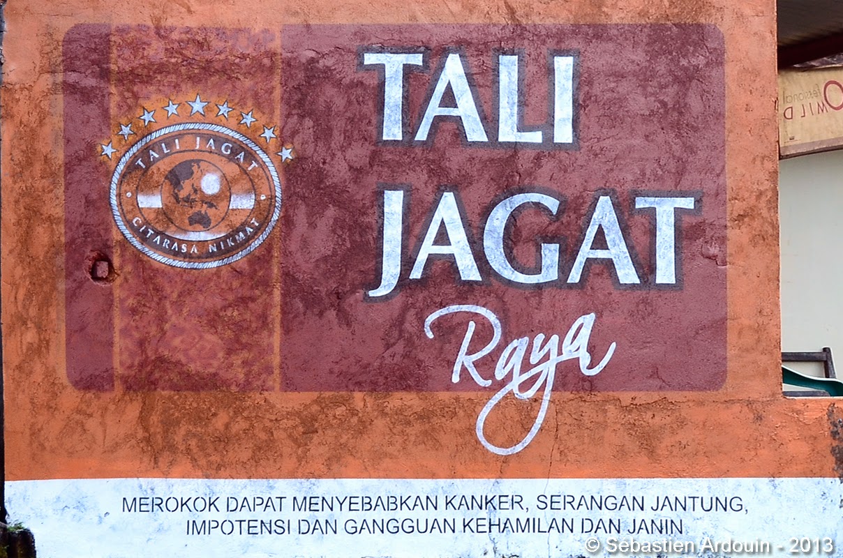 Painted signs and mosaics: Tali Jagat Raya, Banyuatis