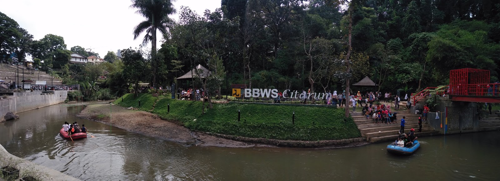 Teater Pinggir Sungai di Taman Teras Cikapundung