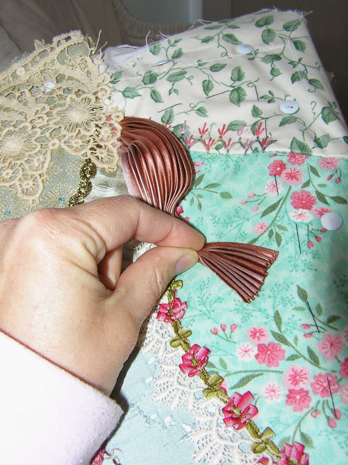 Kitty And Me Designs: Shibori Ribbon Fan Tutorial