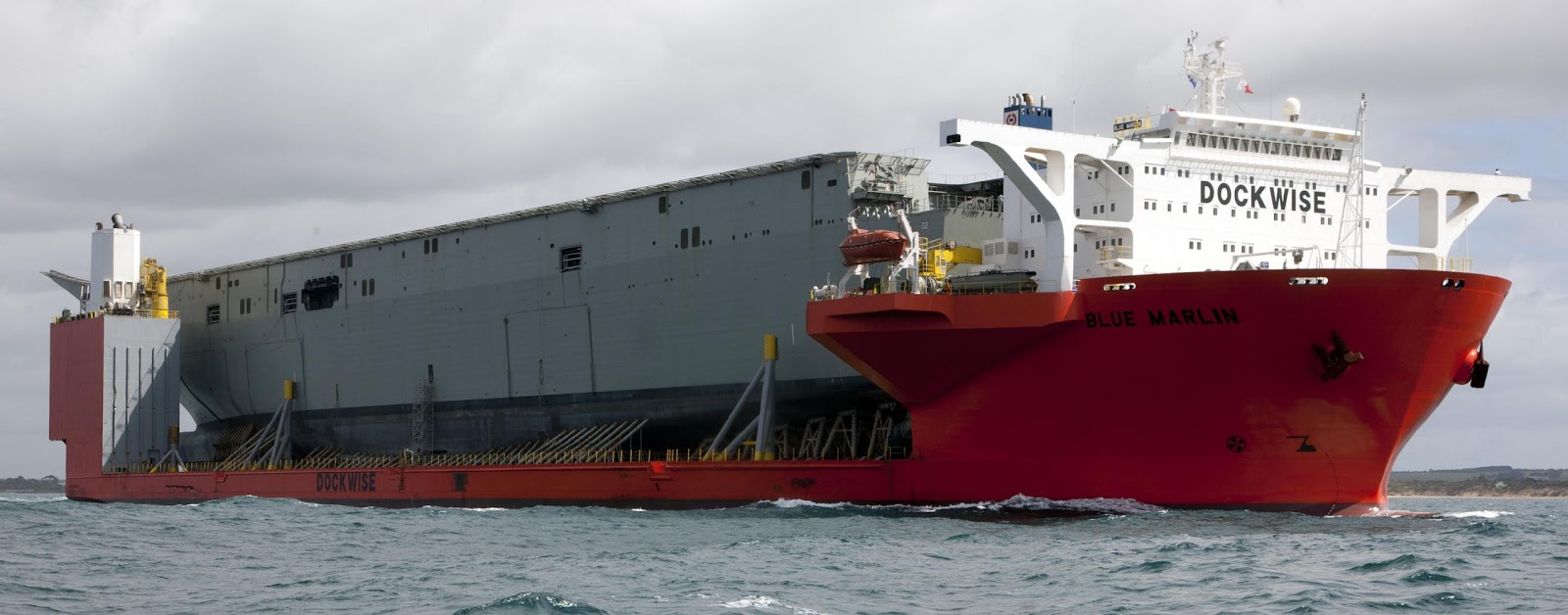 El MV Blue Marlin culmina con éxito el traslado del LHD Camberra hasta ...