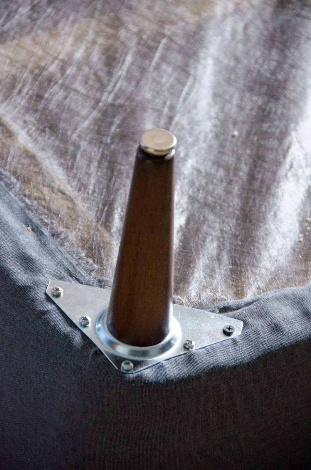 craftyc0rn3r: Converting a Box Spring into a Platform Bed