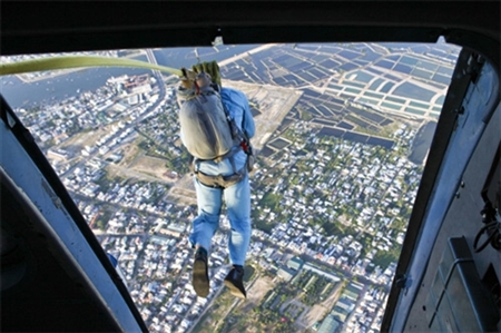 DEFENSE STUDIES: Parachute Training for Fighter Pilot