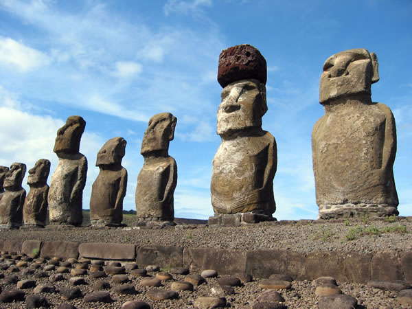 Equerre: Les Moaï de l’Ile de Pâques