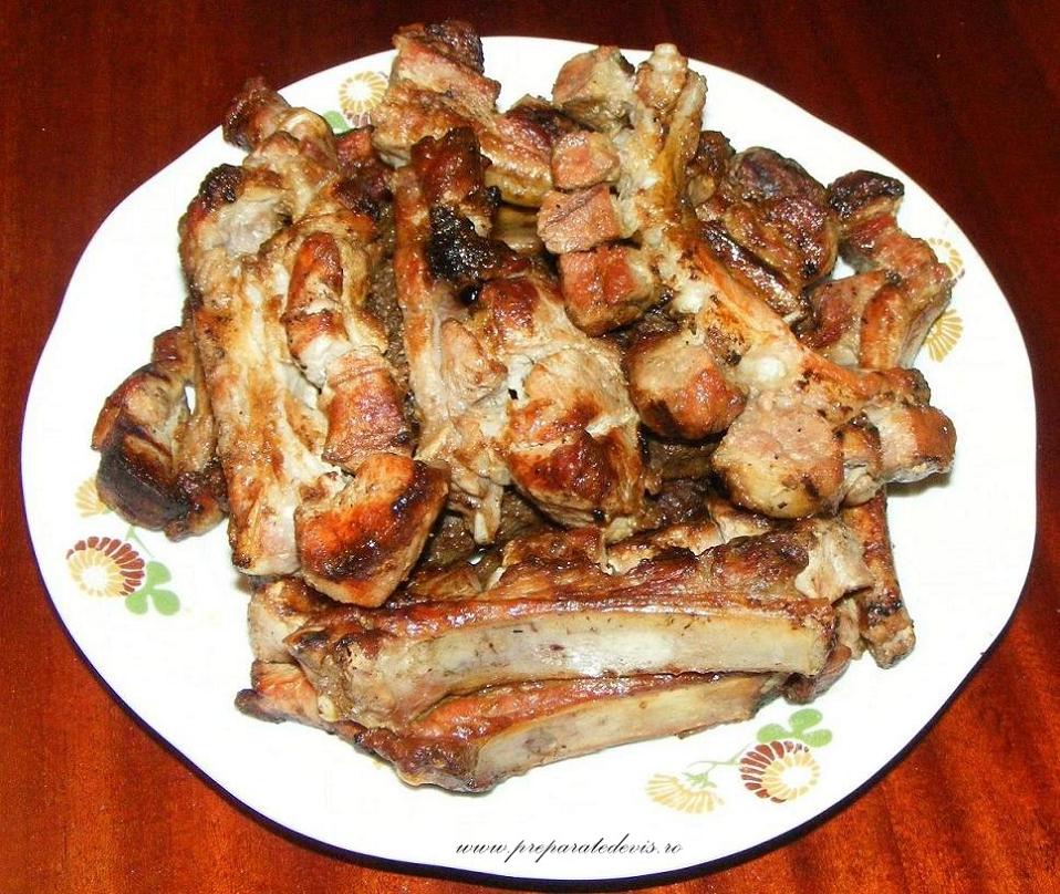 Coaste de porc la gratar | Preparatedevis.ro