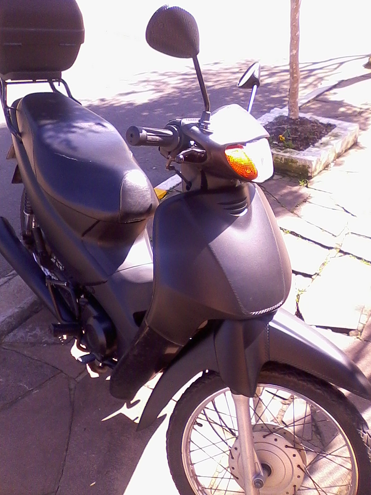 TRABALHOS ENVELOPAR: HONDA BIZ 100cc - PRETO FOSCO DETALHES FIBRA DE CARBONO