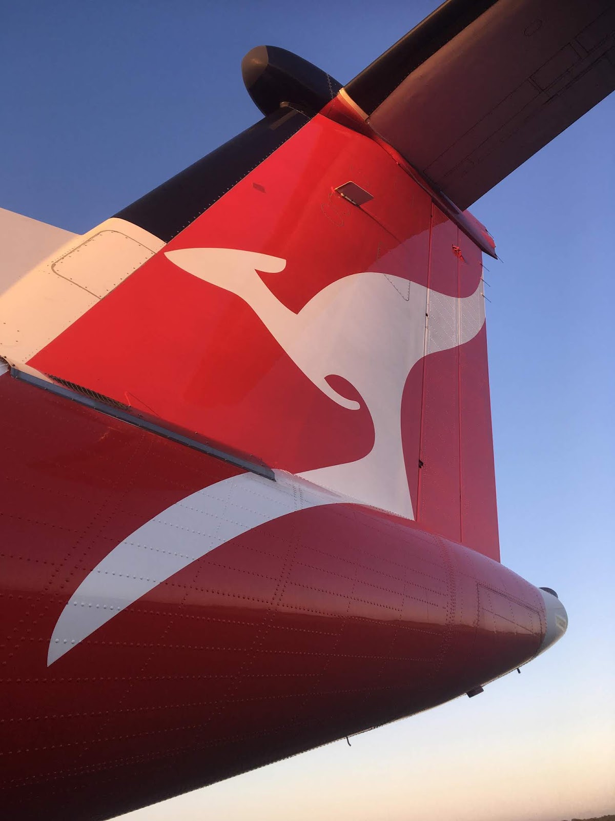 Central Queensland Plane Spotting: QantasLink Dash-8-Q400 VH-QOY Pops ...