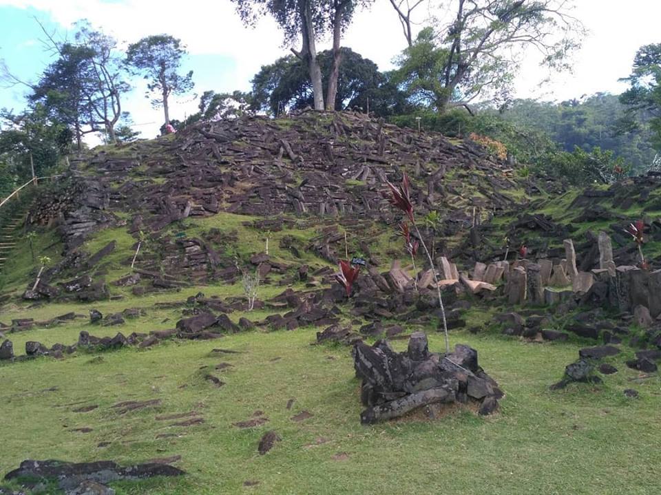 Turing Dari Bekasi ke Situs Megalitik Gunung Padang - Guru Geografi