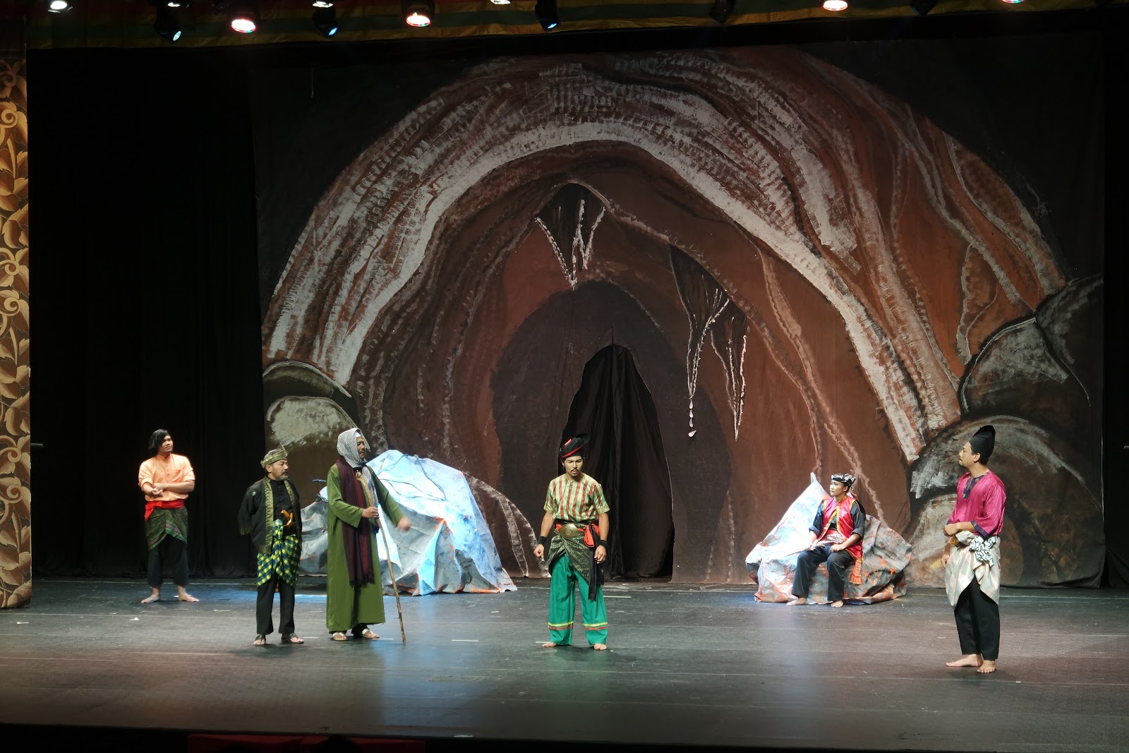 TEATER BANGSAWAN DEWA KENCANA MEMARTABATKAN SENI SILAT DAN WANITA