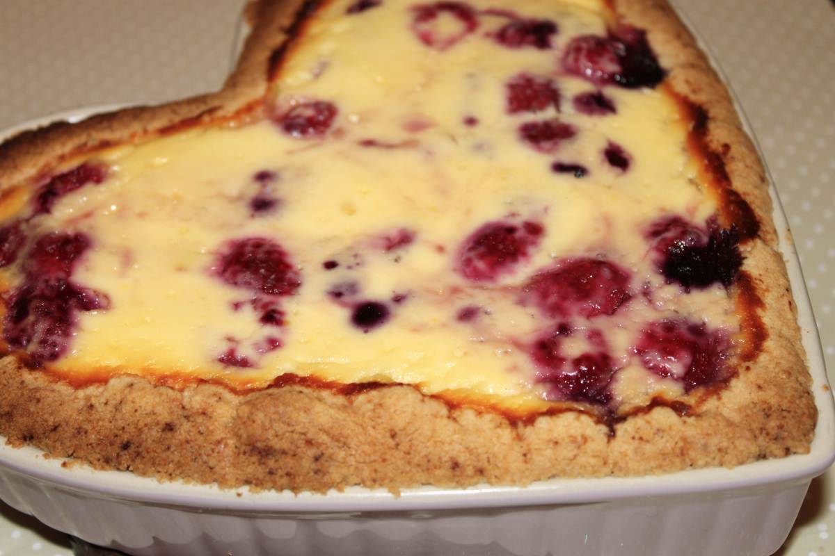 Hunajamurun aarrearkku: Ystävänpäivä mustikka-vadelmarahkapiirakka