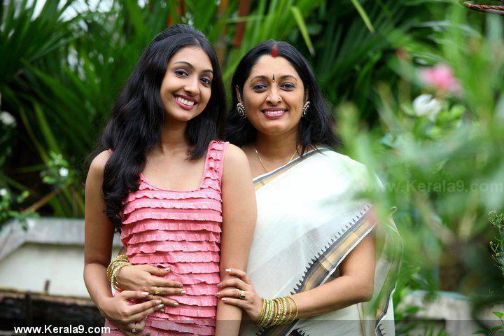 actress UTHARA UNNI UNSEEN HD FOTOS | MEGA MEDIA