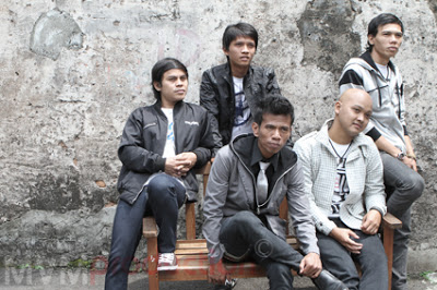 Motif Band - Tanggal 1 Bulan 2 Lirik dan Video