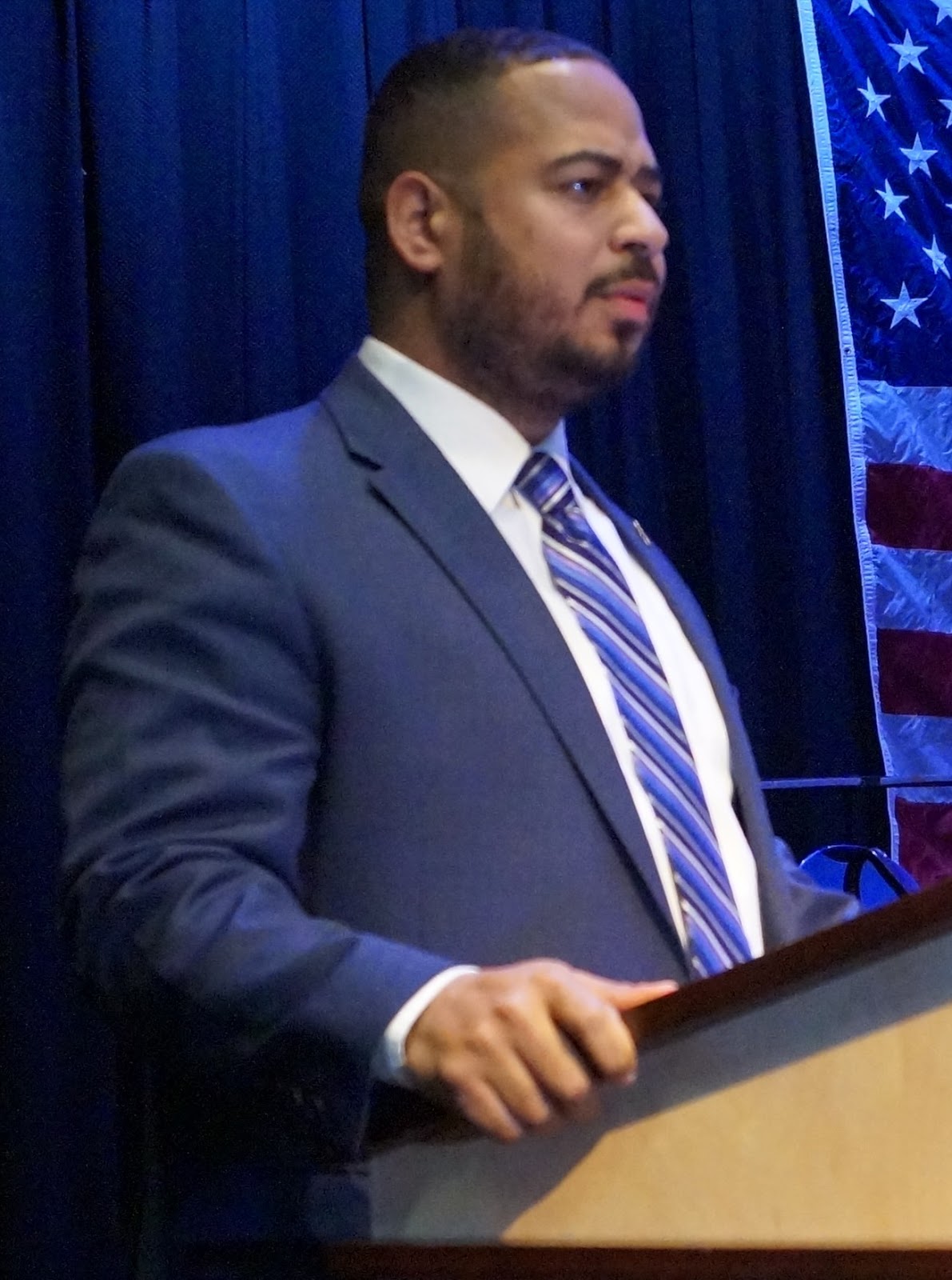 Hector Lora exhorta a hispanos del Condado Passaic aprovechar ayudas ...