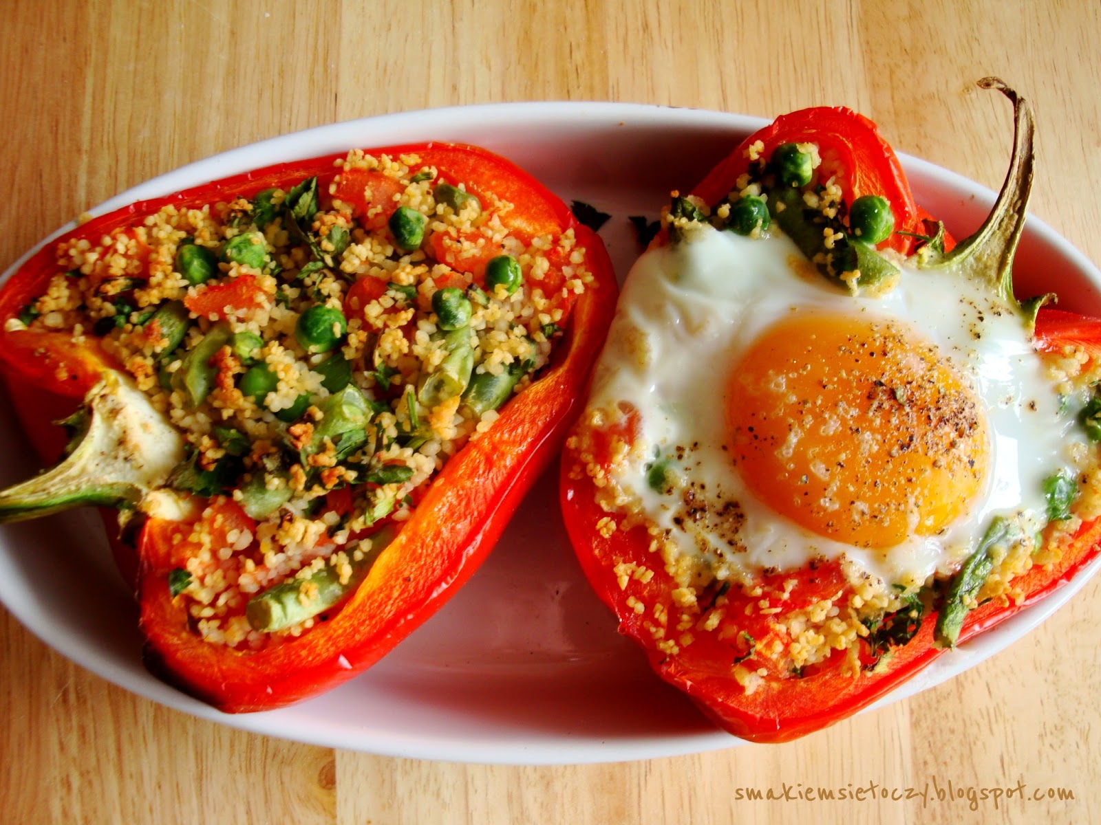 Życie smakiem się toczy...: Zapiekana papryka faszerowana kuskusem z ...