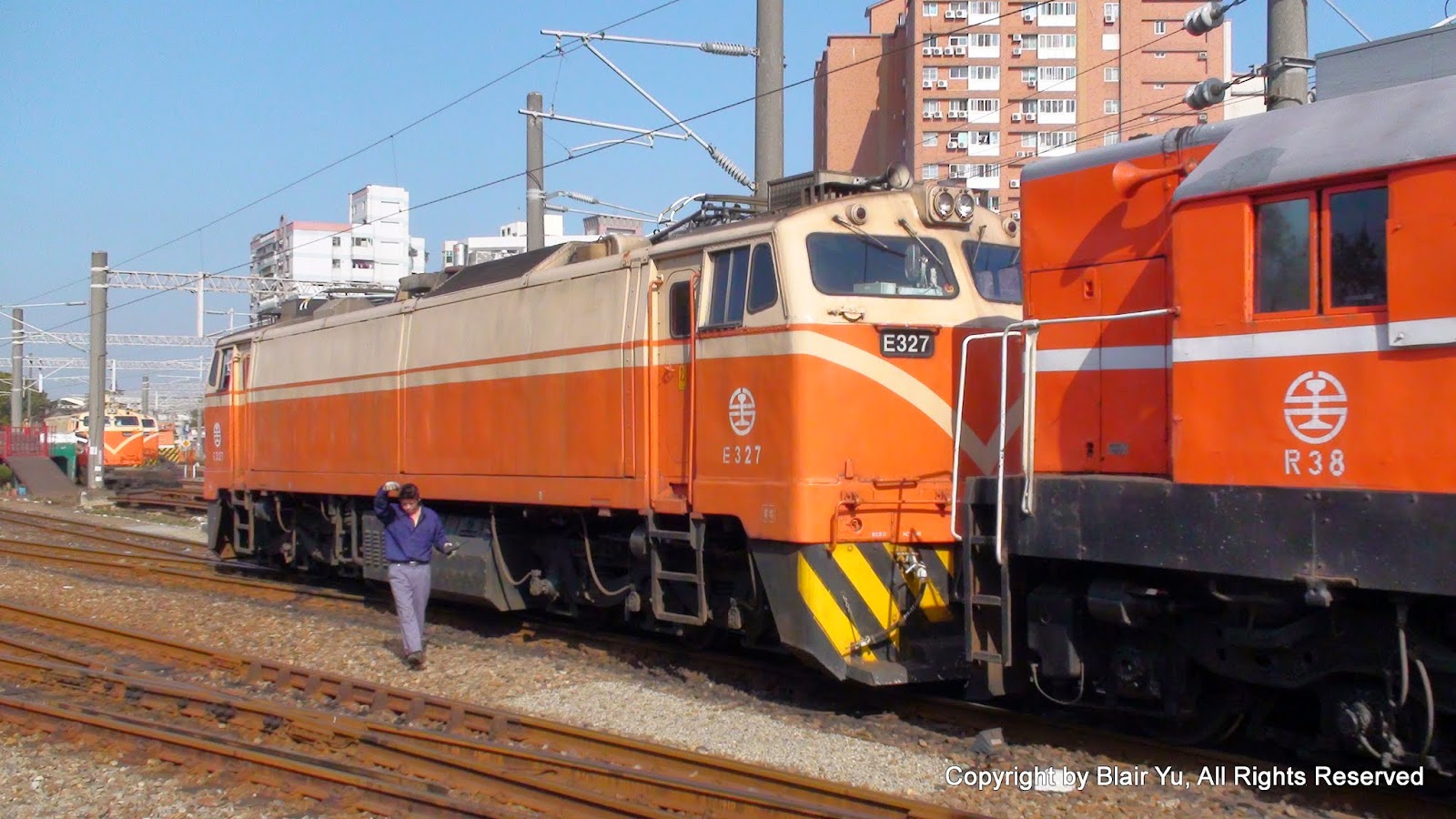 Blair's 鐵道攝影: E327電力機車 / TRA E327 Electric locomotive
