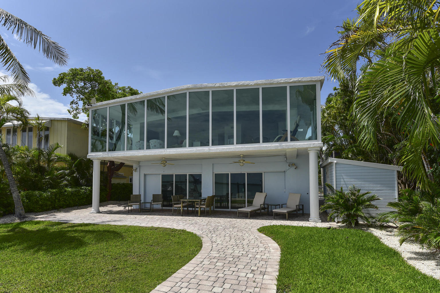 Real Estate in the Florida Keys: Open water view with dock CBS 1,8 Million