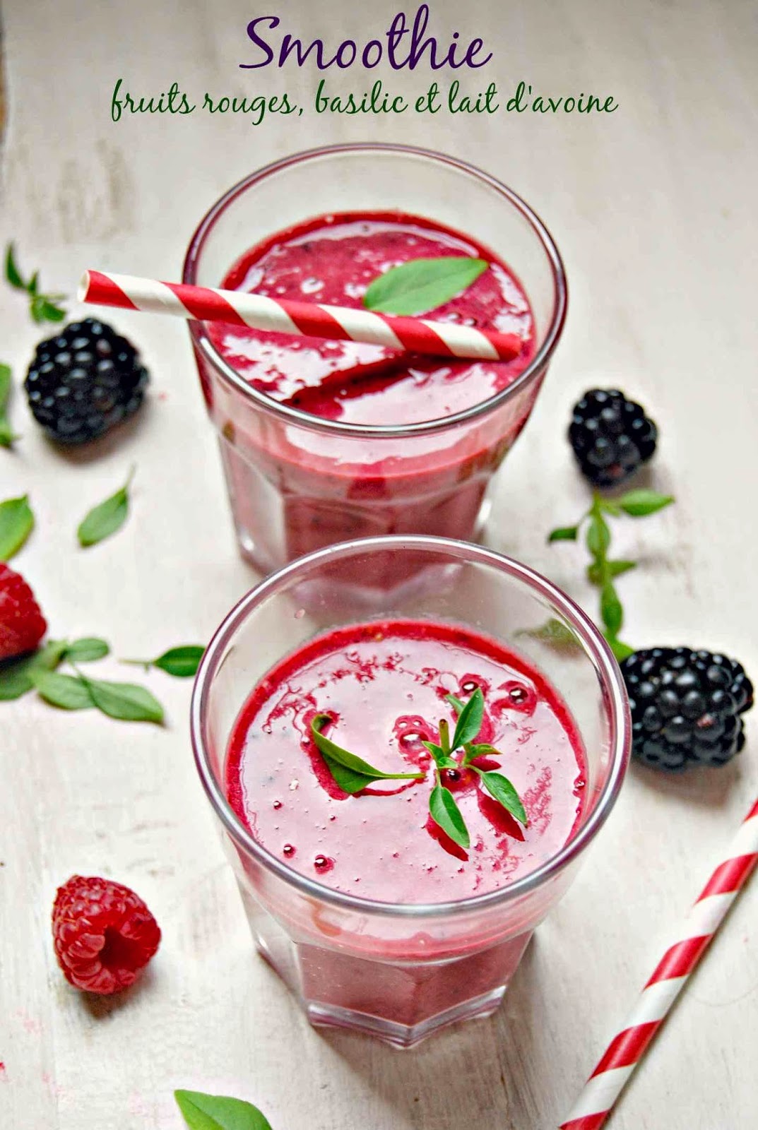 Smoothie aux fruits rouges, basilic et lait d'avoine
