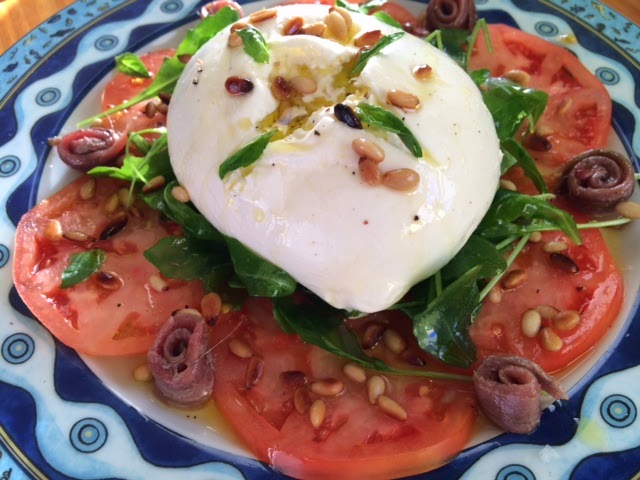 Ensalada de tomate y burrata con piñones