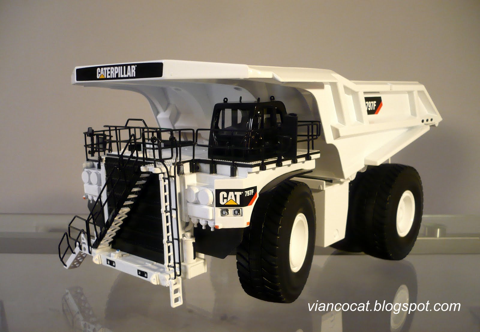 VIANCO: CAT 797F WHITE