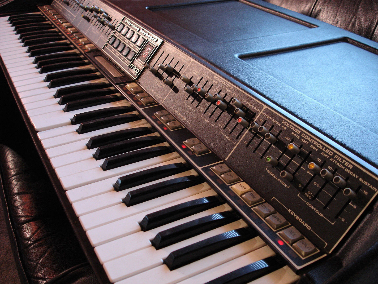 MATRIXSYNTH: Moog Polymoog Synthesiser / Keyboard 203A Analogue Synth ...