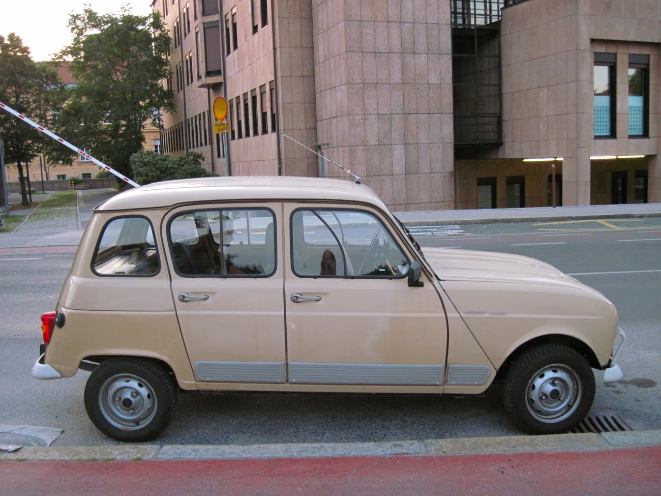 OLD PARKED CARS.: 1979 Renault 4 GTL.