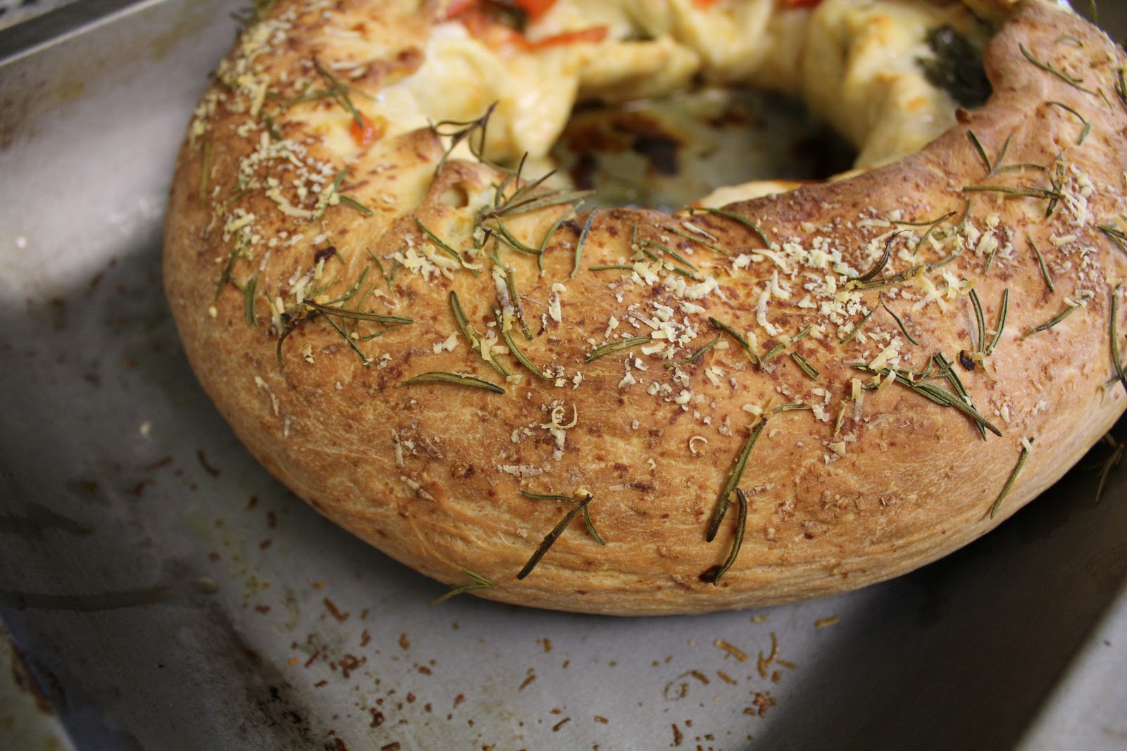 The Happy Glut: Bacon & Egg Bread Ring