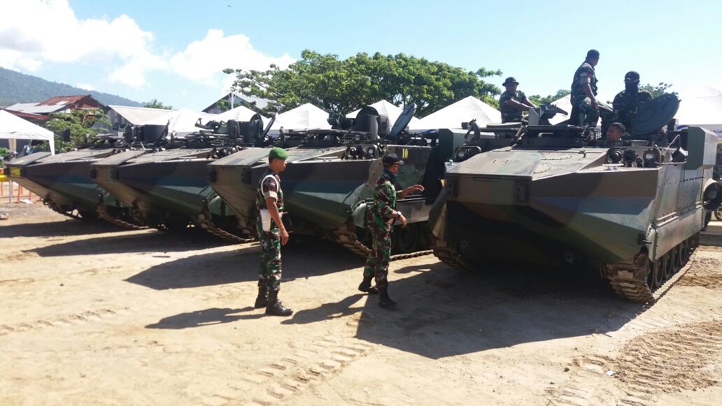 DEFENSE STUDIES: 4 M-113 Amphibi Arisgator Perkuat Yonif Raider Khusus ...