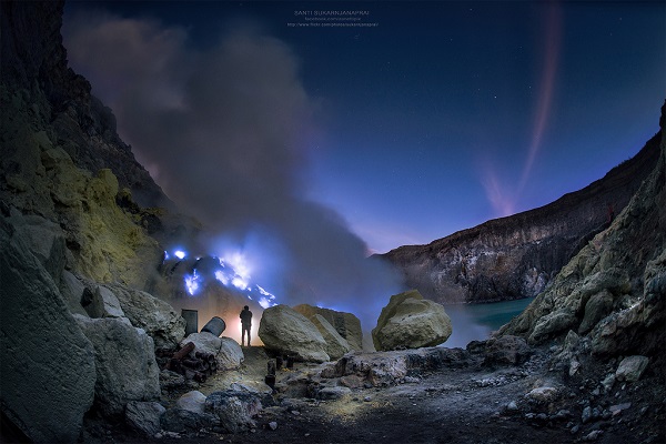 Amazing Blue Flames at Ijen Crater East Java « Indonesia Geek