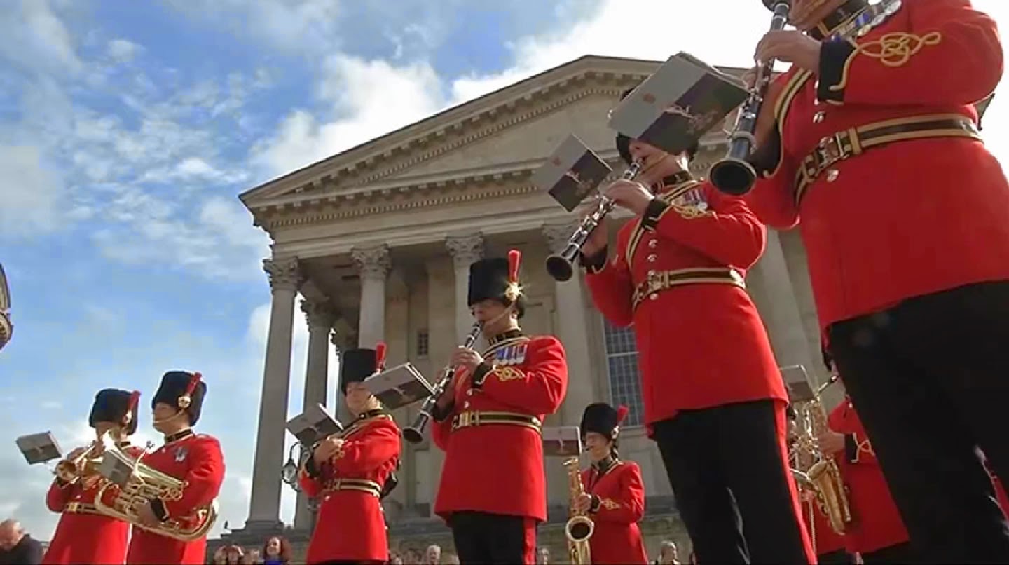 British Army musicians flashmob: 'Sing, Sing, Sing' in Chamberlain ...