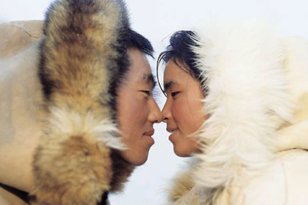 APRENDIENDO JUNTOS: ¿CÓMO SE BESAN LOS INUIT?