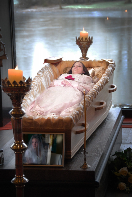 Deformutilation: Women in caskets II