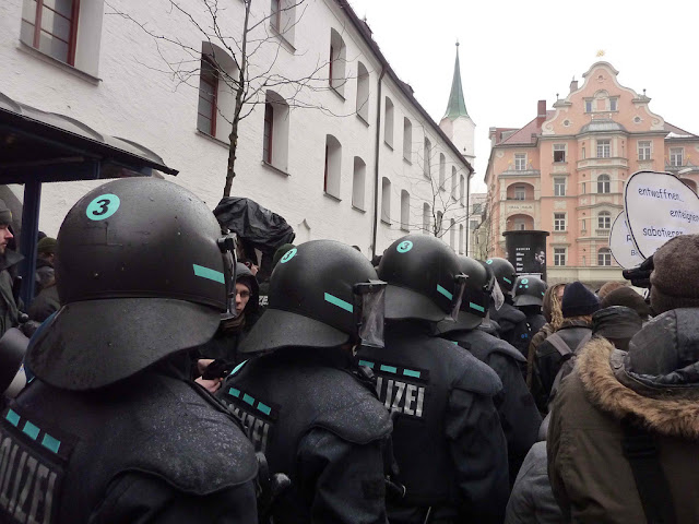 WALKABOUT: (3) HEXAGRAMM