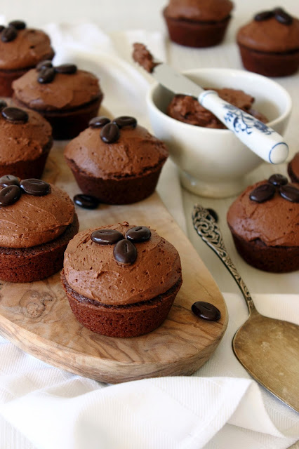 Chocoladecakejes met mokka-chocoladeglazuur