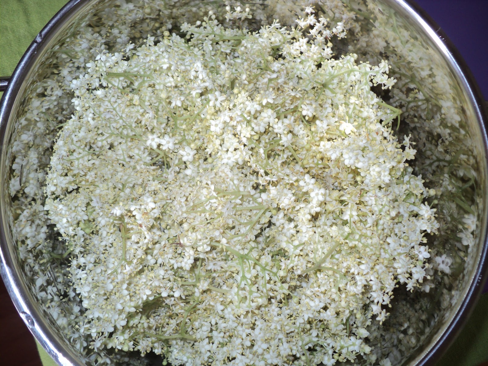 naturalete si firesc: Miresme de menta si floare de salcam, maces, si soc