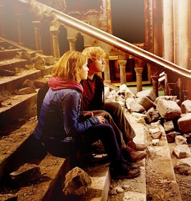 Ronmione Loveteam: Ron and Hermione in Final Battle