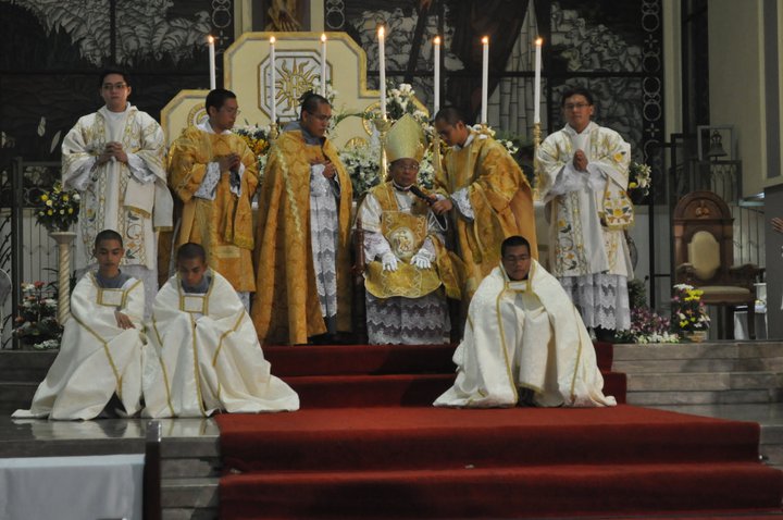 Traditional Roman Catholic Philippines: Novaliches Bishop Celebrates ...